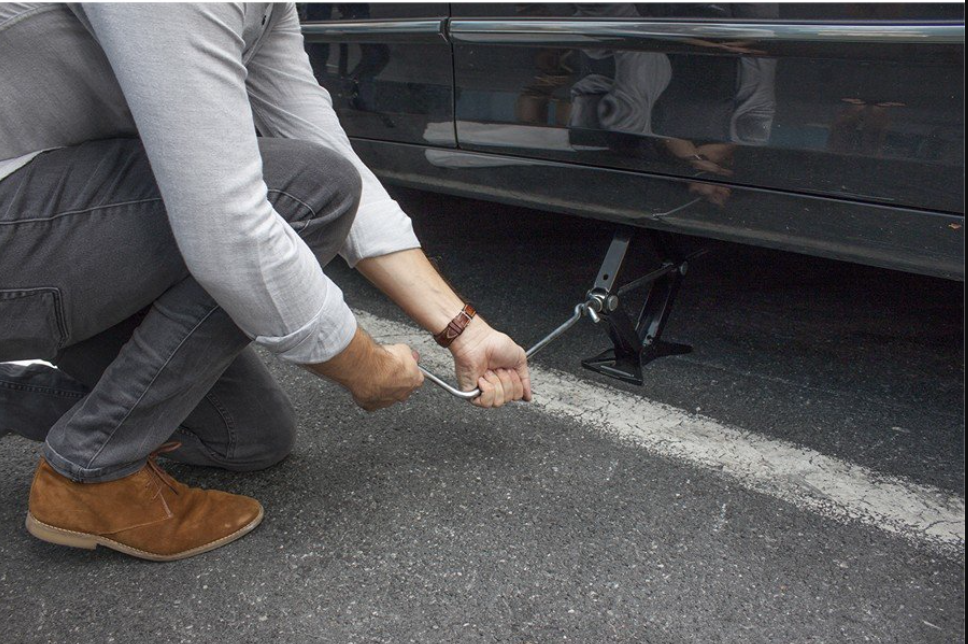 Levantar o carro com um macaco e preguiças - Sobre Rodas